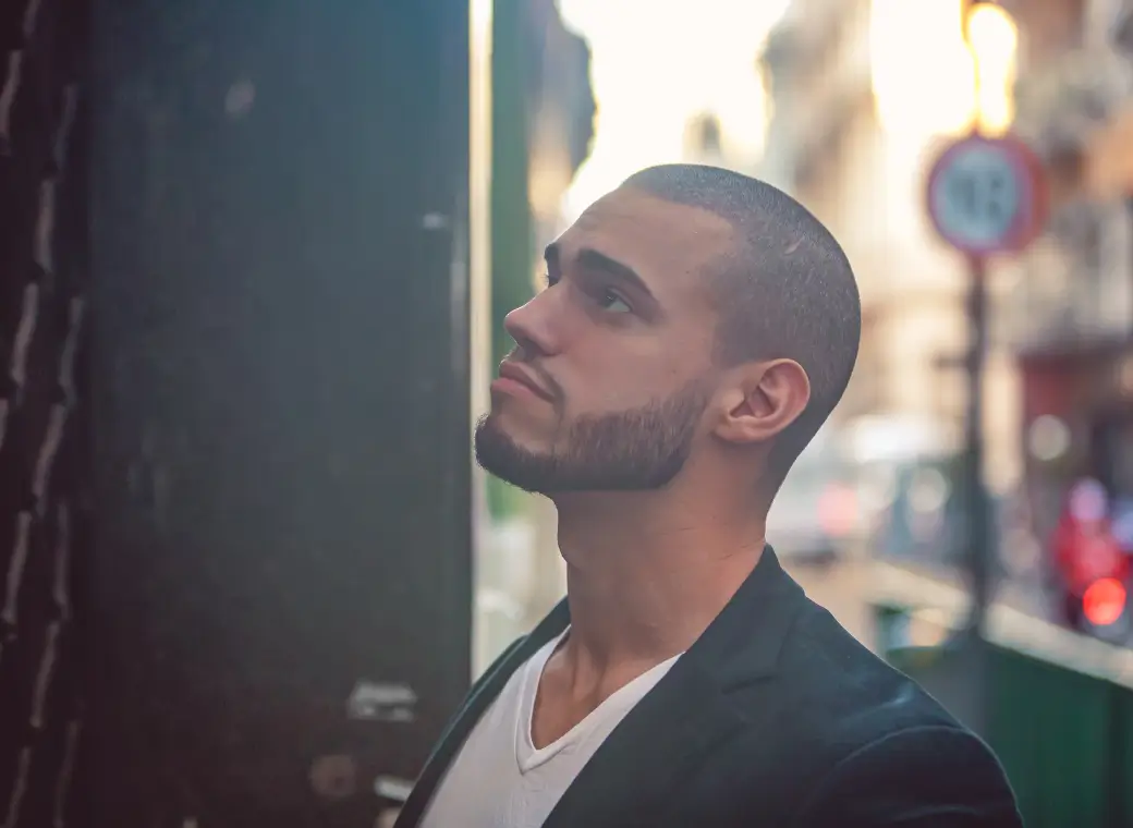 Fryzura Buzz Cut – jak wygląda i komu pasuje? - Cameron Hair
